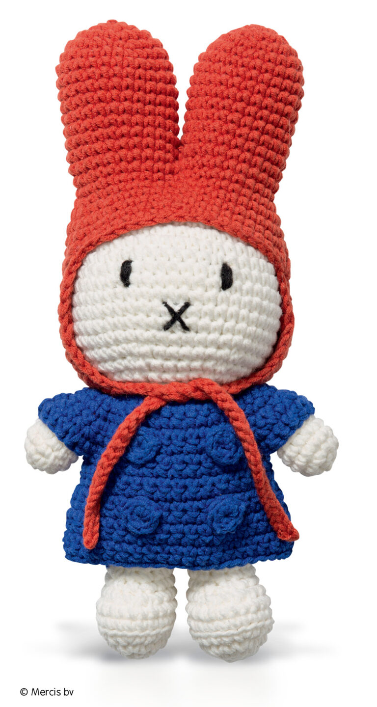 Een Nijntje met gehaakte kleertjes.